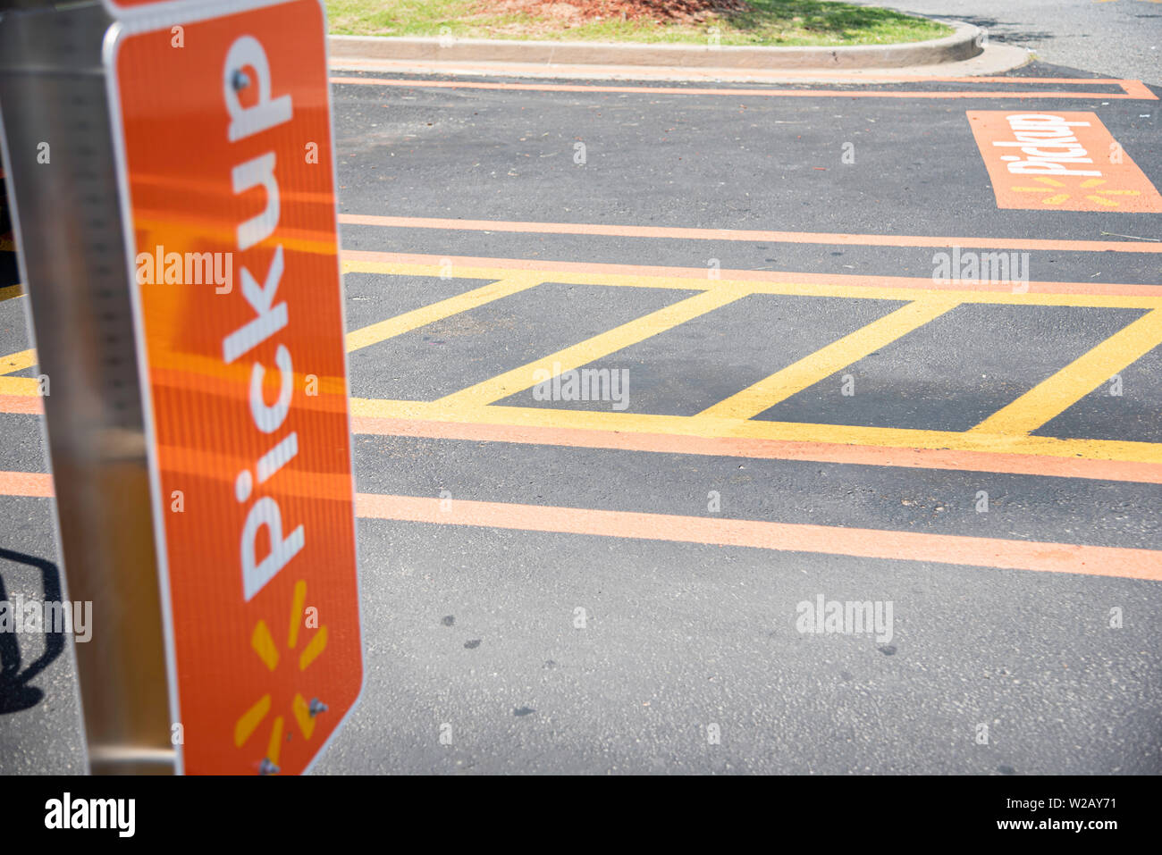Walmart pickup area sign hi-res stock photography and images - Alamy