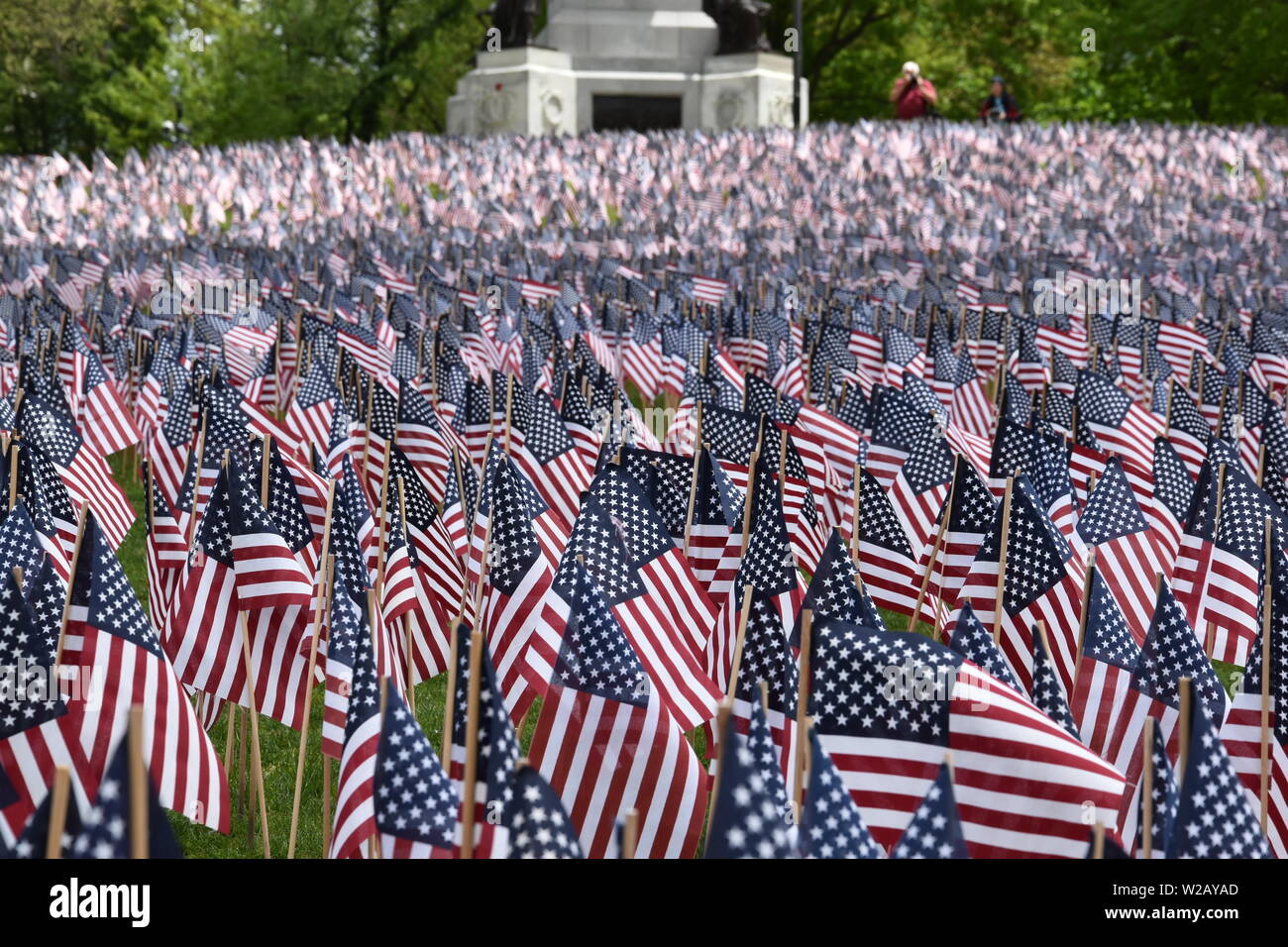 Thousands of Memorial Day flags commemorating fallen soldiers from ...