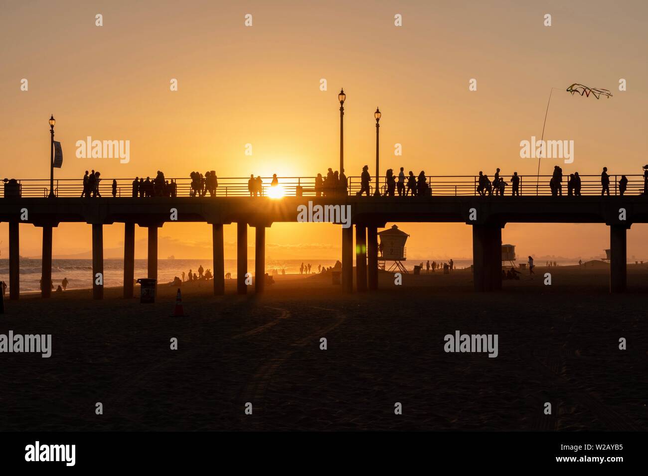 People at the beach hi-res stock photography and images - Alamy