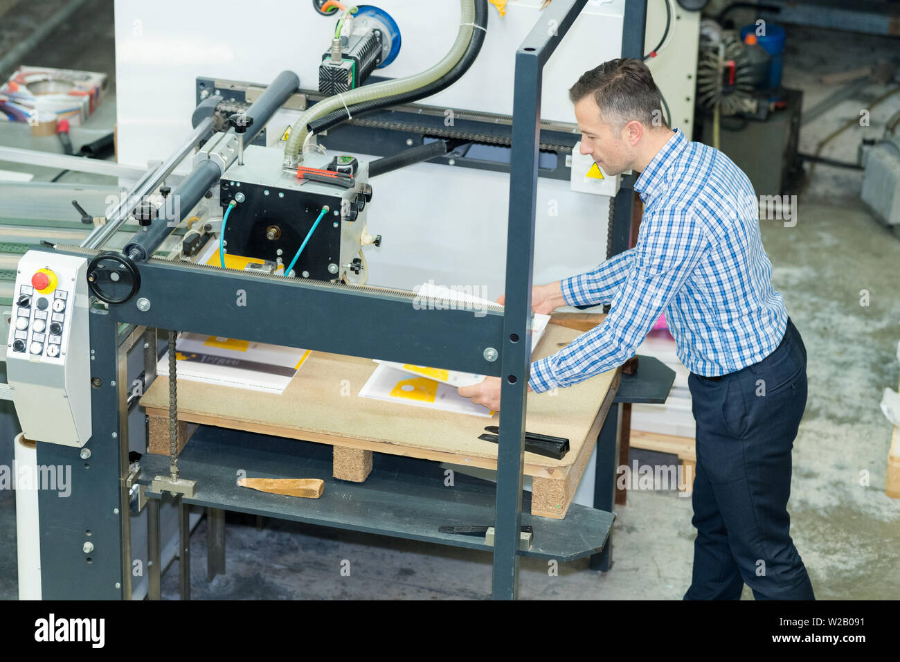 Paper plate manufacturing machine hi-res stock photography and images ...