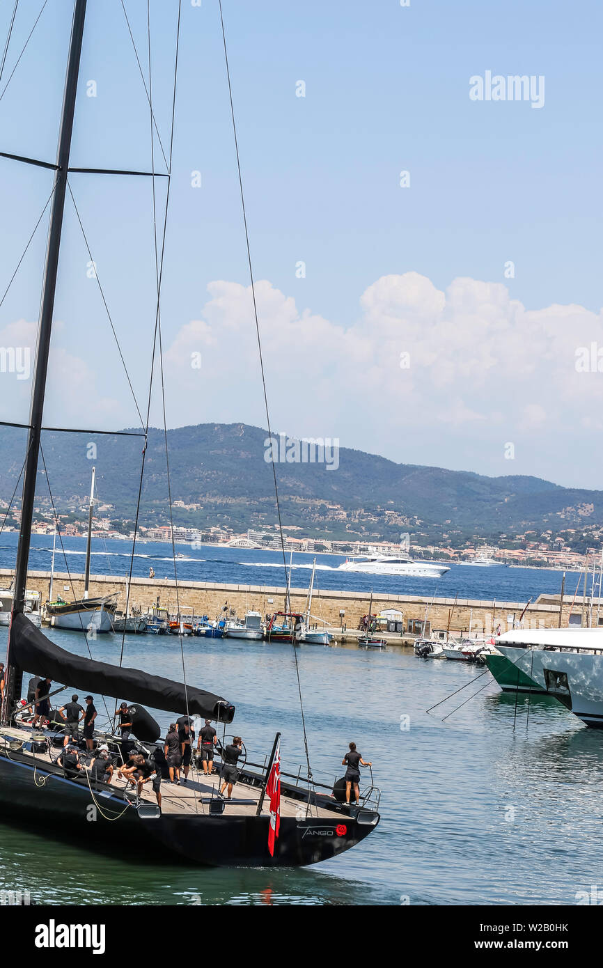 Tango Yachts - sailor life in the harbor - public, tourists - Port de ...