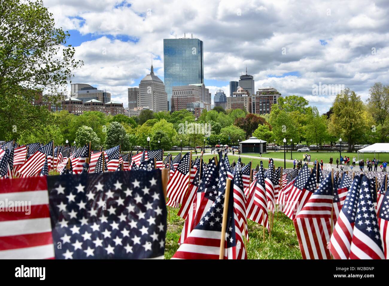 Thousands of Memorial Day flags commemorating fallen soldiers from ...