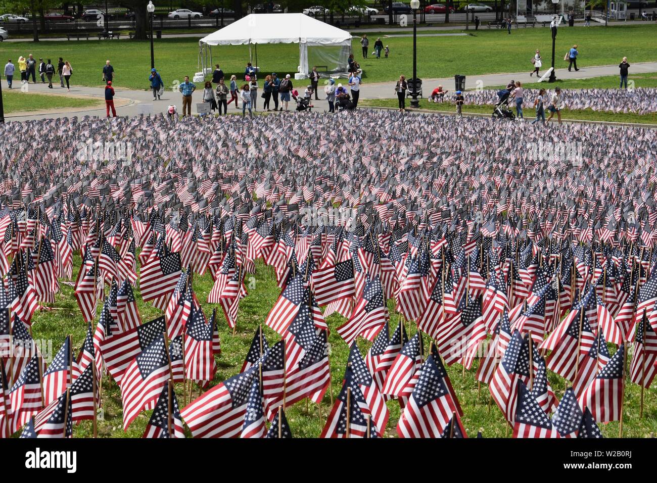 Thousands of Memorial Day flags commemorating fallen soldiers from ...