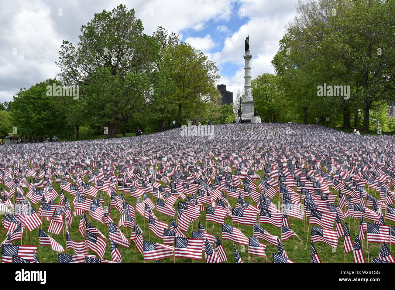 Thousands of Memorial Day flags commemorating fallen soldiers from ...