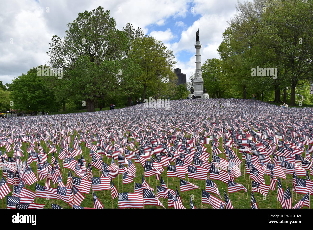 Thousands of Memorial Day flags commemorating fallen soldiers from ...