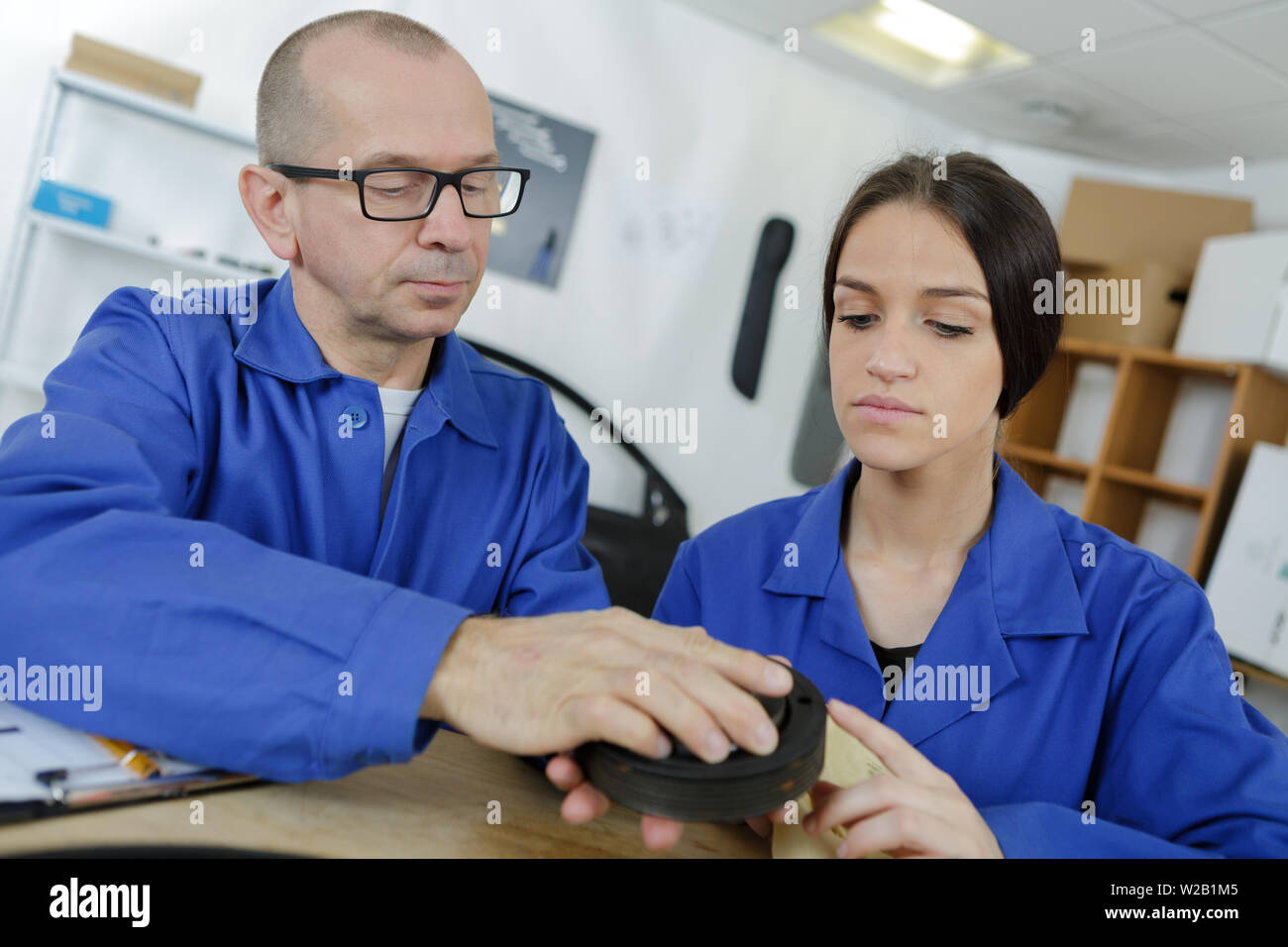 mechanic teaching an intern the best practice Stock Photo - Alamy