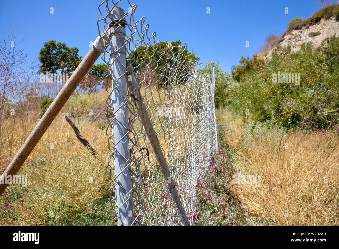 Broken chain link fence hi-res stock photography and images - Alamy