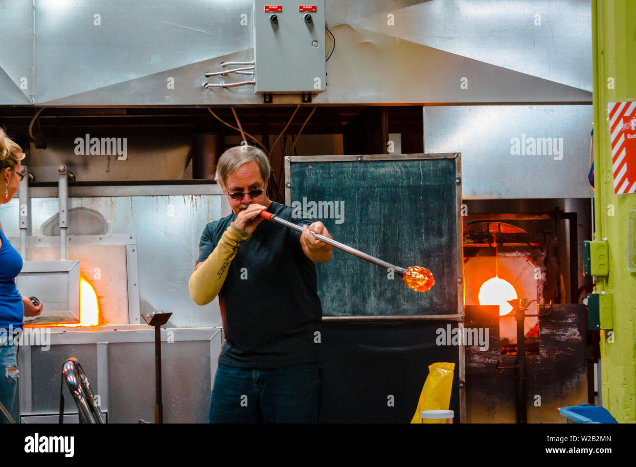 Glass blowing show hi-res stock photography and images - Alamy