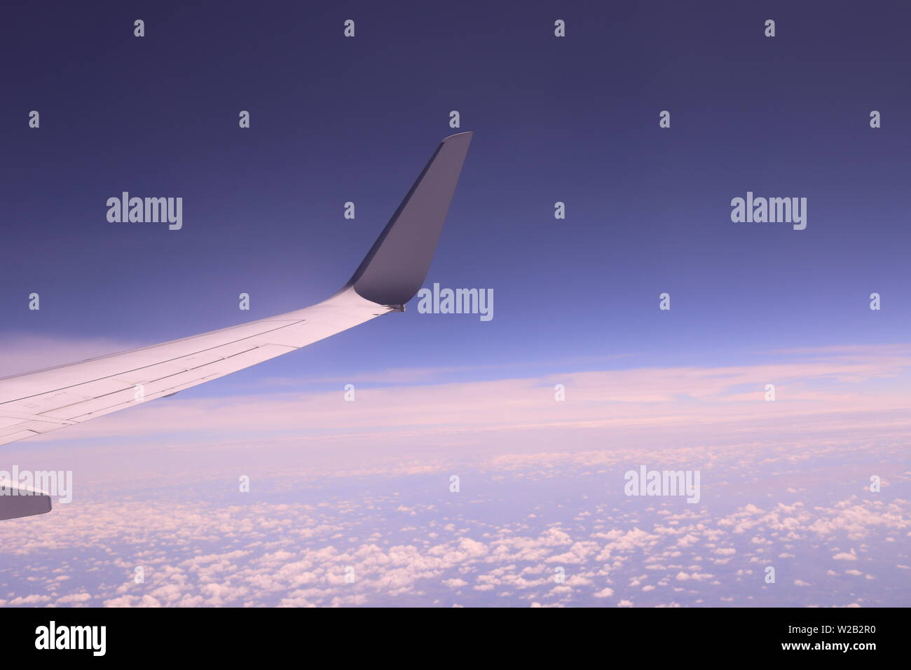 Side view american airlines boeing hi-res stock photography and images ...
