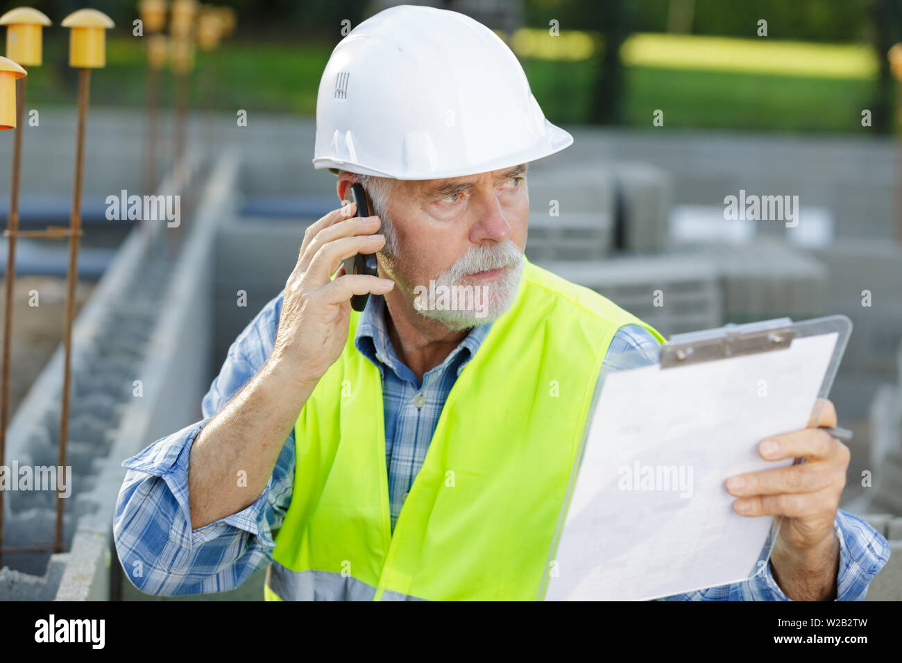 Builder man checking phone hi-res stock photography and images - Alamy