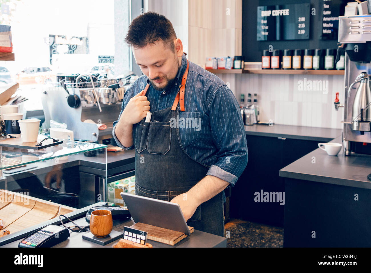 Restaurant cashier hi-res stock photography and images - Alamy