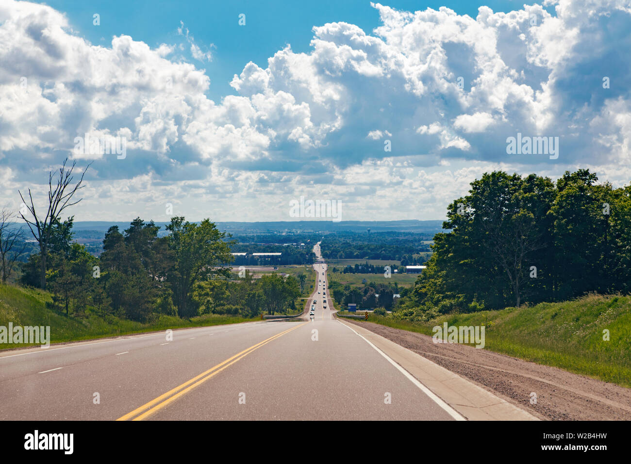 Beautiful landscape midday view of Canadian Ontario country side road ...