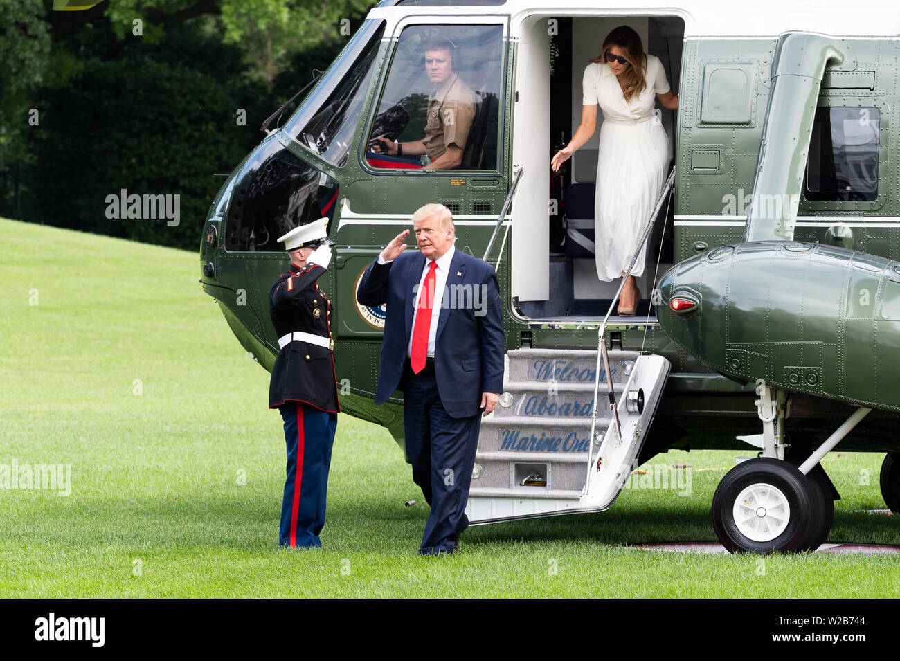 Donald trump saluting hi-res stock photography and images - Alamy