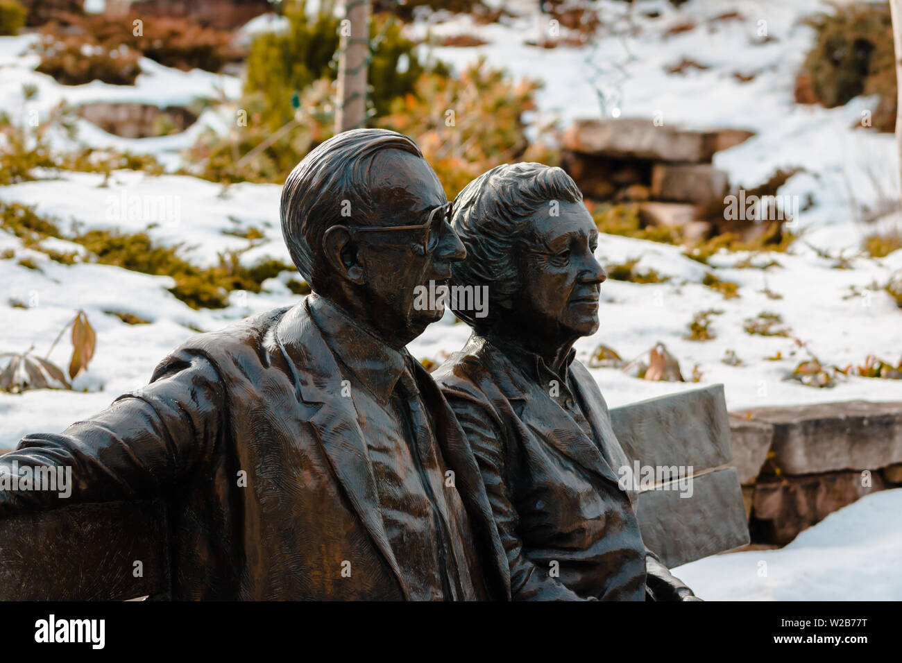 Shot of a statue of Frederick Meijer and his wife Stock Photo - Alamy