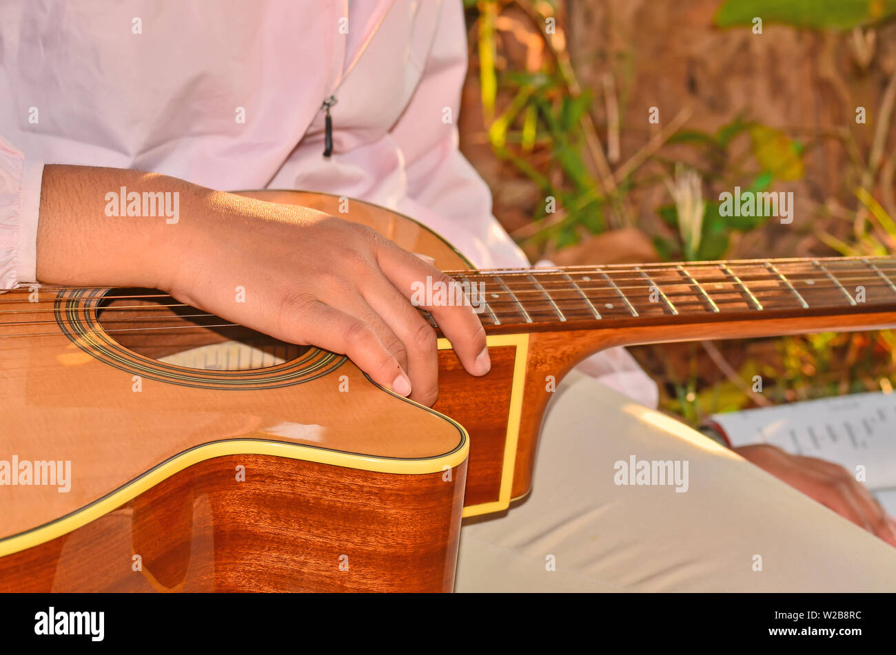 Singing songs playing guitar hi-res stock photography and images - Alamy