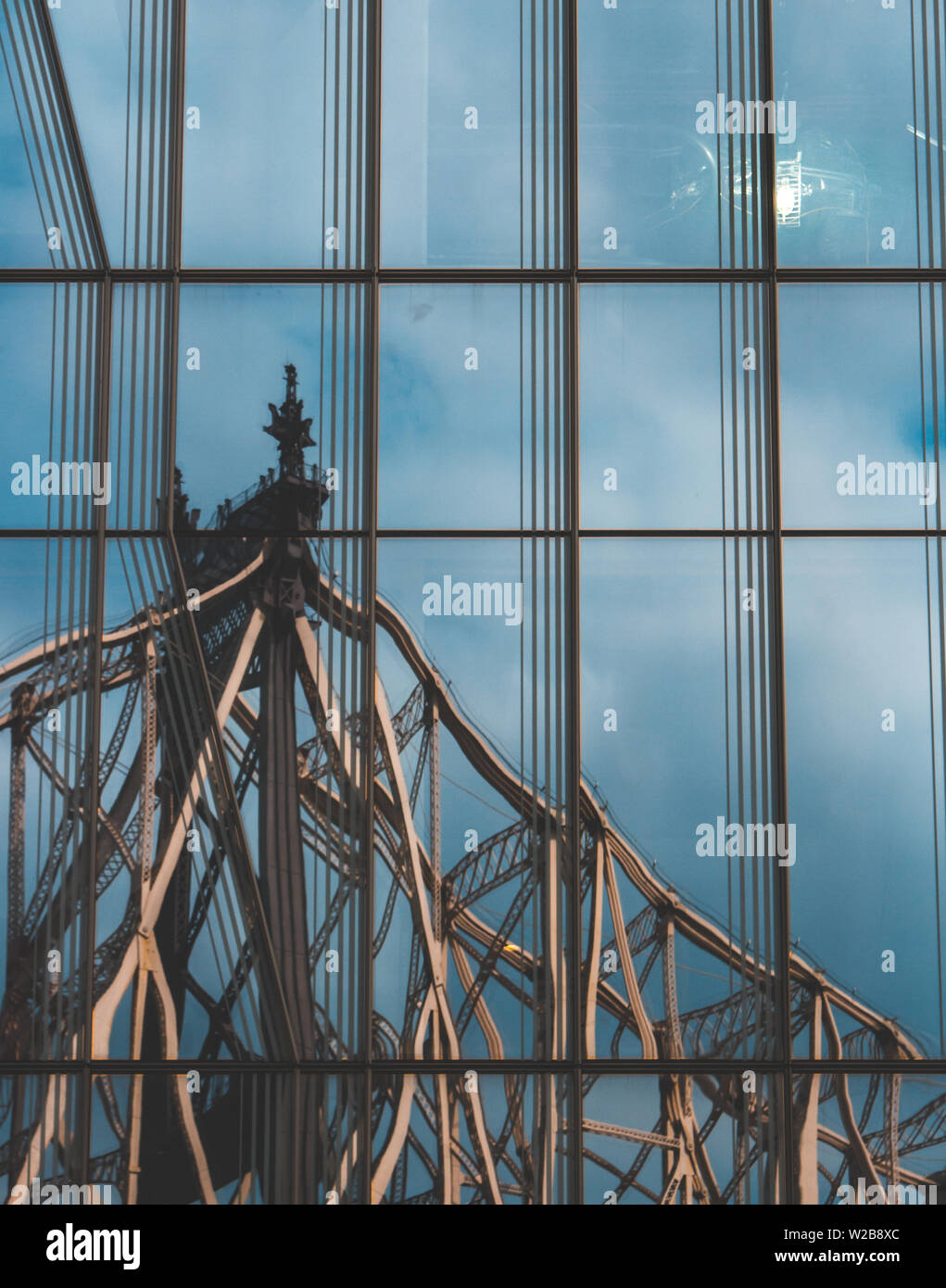 Reflection mirror building nyc hi-res stock photography and images - Alamy