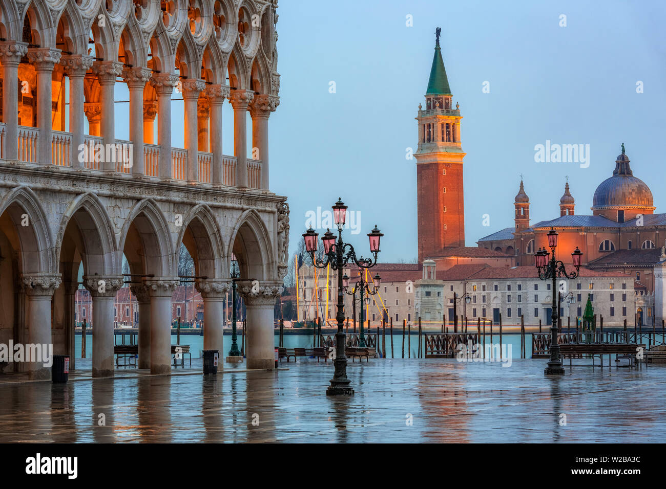 Piazza san marco doges palace dusk hi-res stock photography and images ...