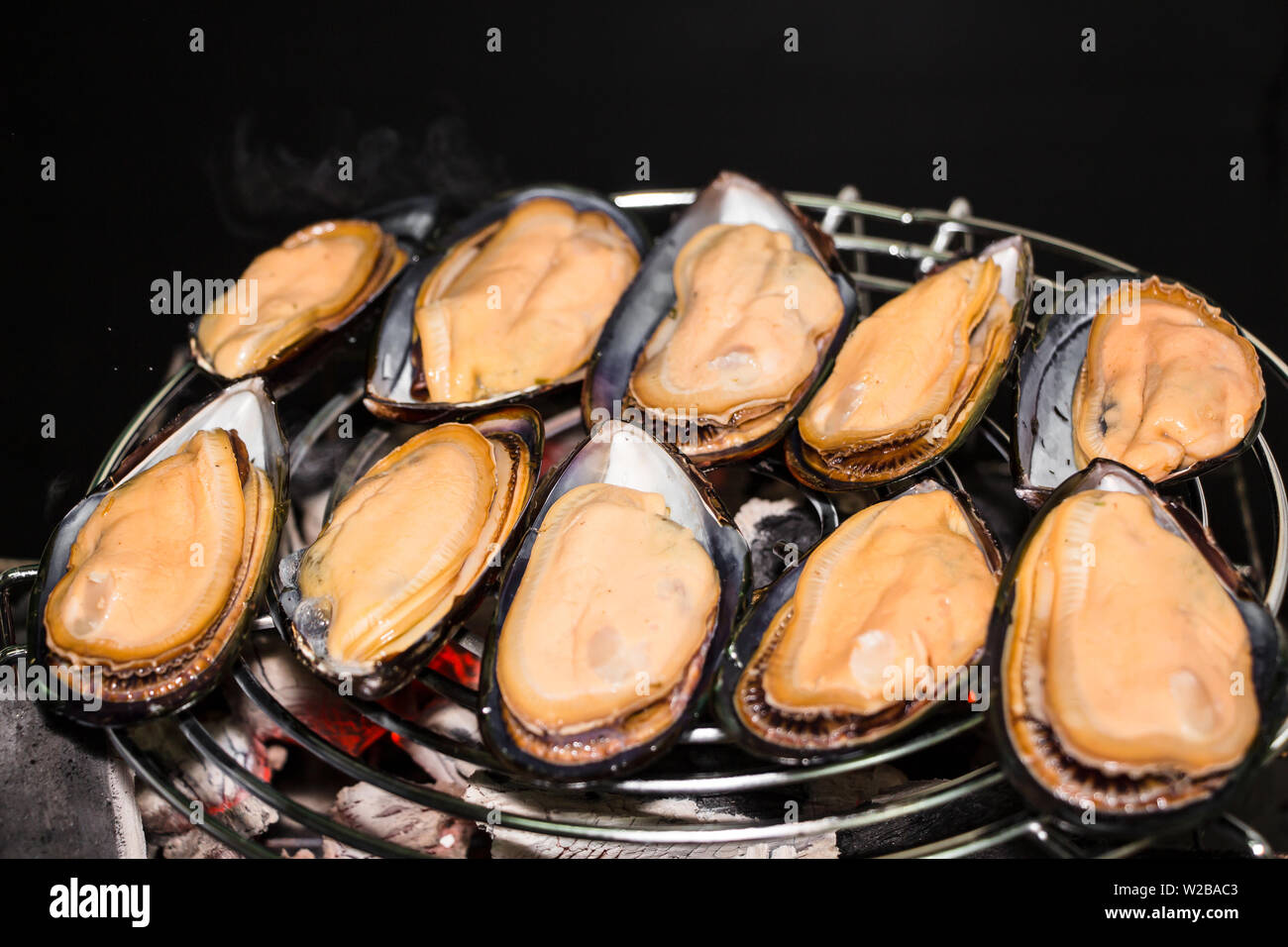 Bbq clams hi-res stock photography and images - Alamy