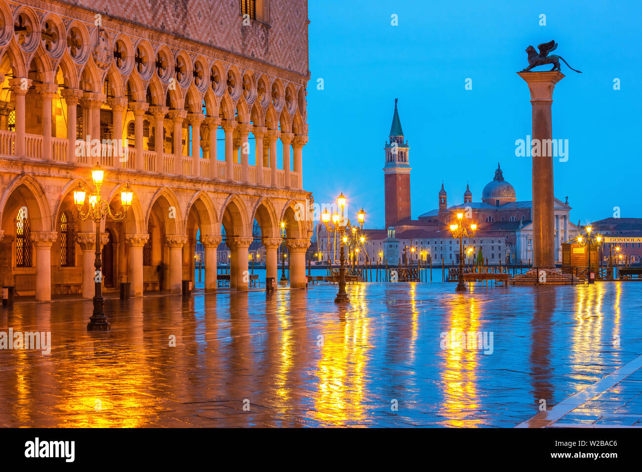 Venice night view of st marks square with doges palace hi-res stock ...
