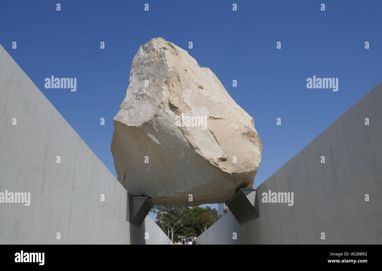 Levitated mass hi-res stock photography and images - Alamy