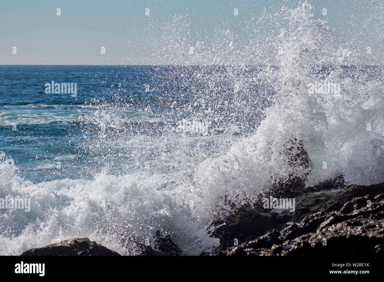 Waves crashing on coastal cliffs hi-res stock photography and images ...