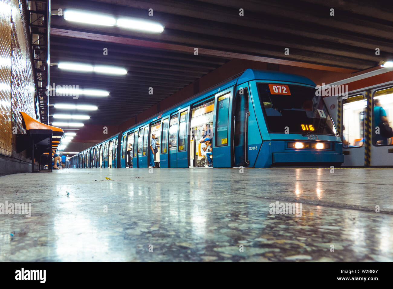Estación central de metro hi-res stock photography and images - Alamy