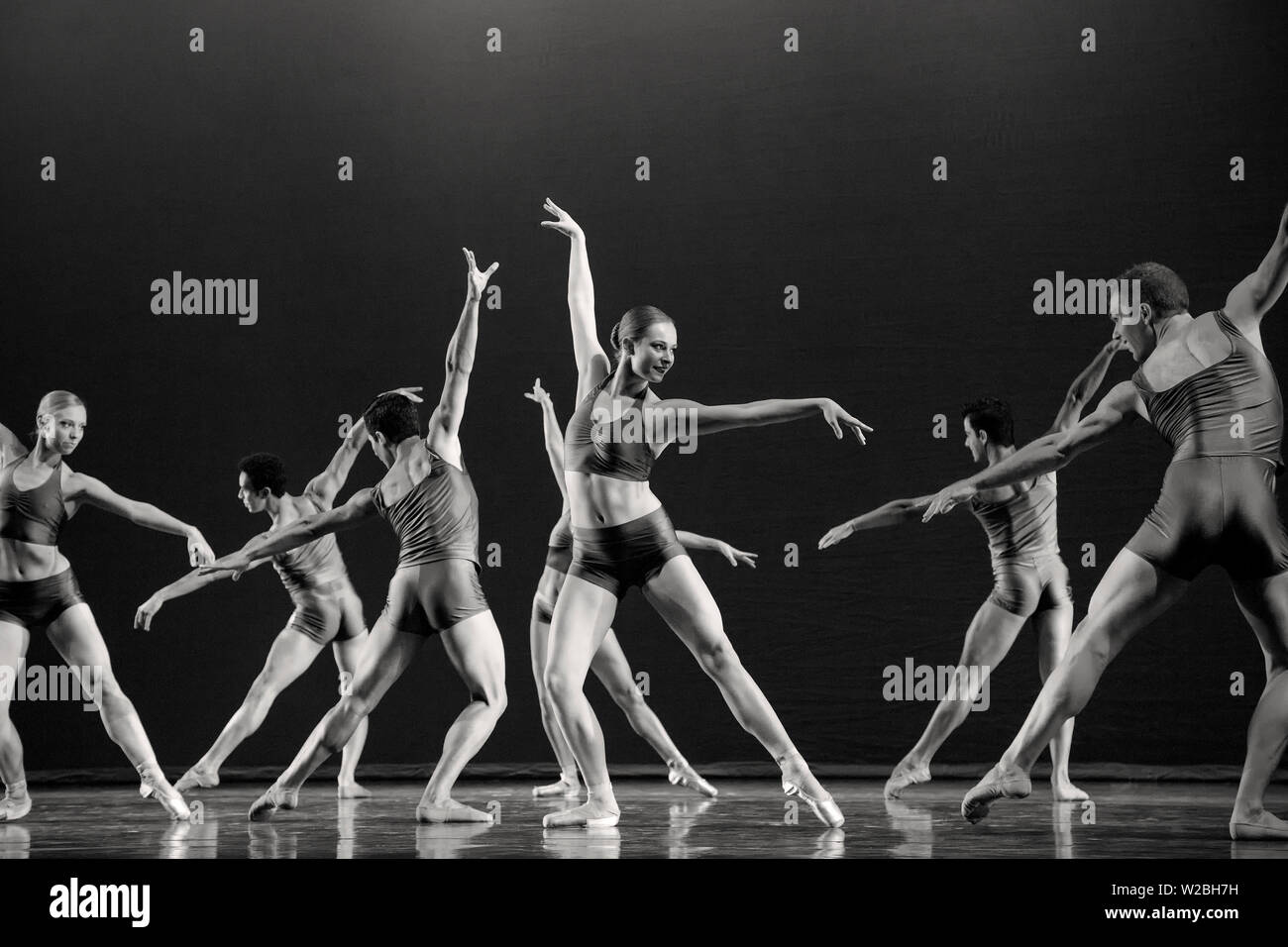 Contemporary dance performance stage hi-res stock photography and ...
