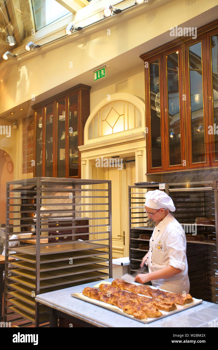 Strudel vienna hi-res stock photography and images - Alamy