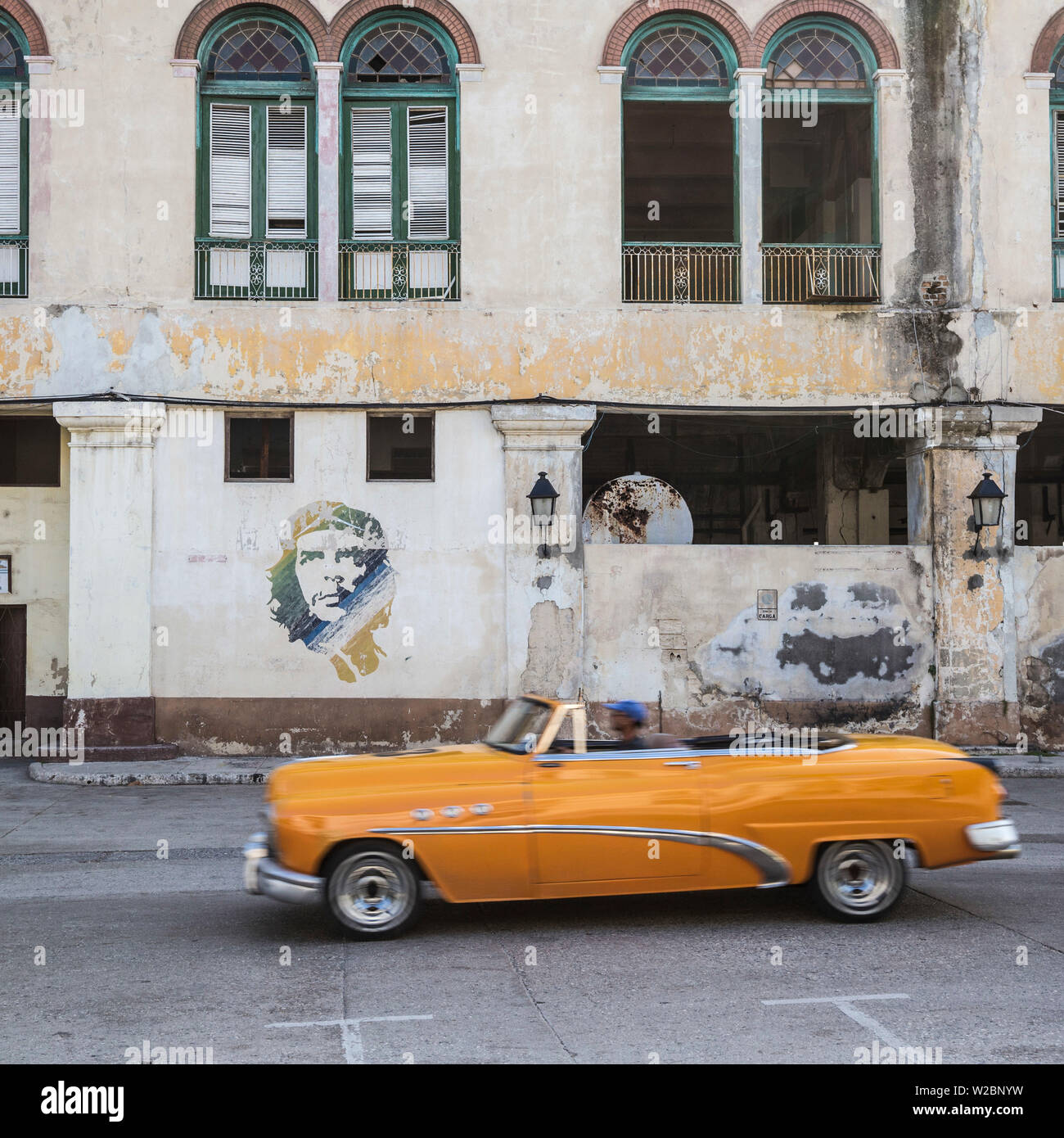 50's Classic American car passing a mural of Che Guevara, Habana Vieja ...