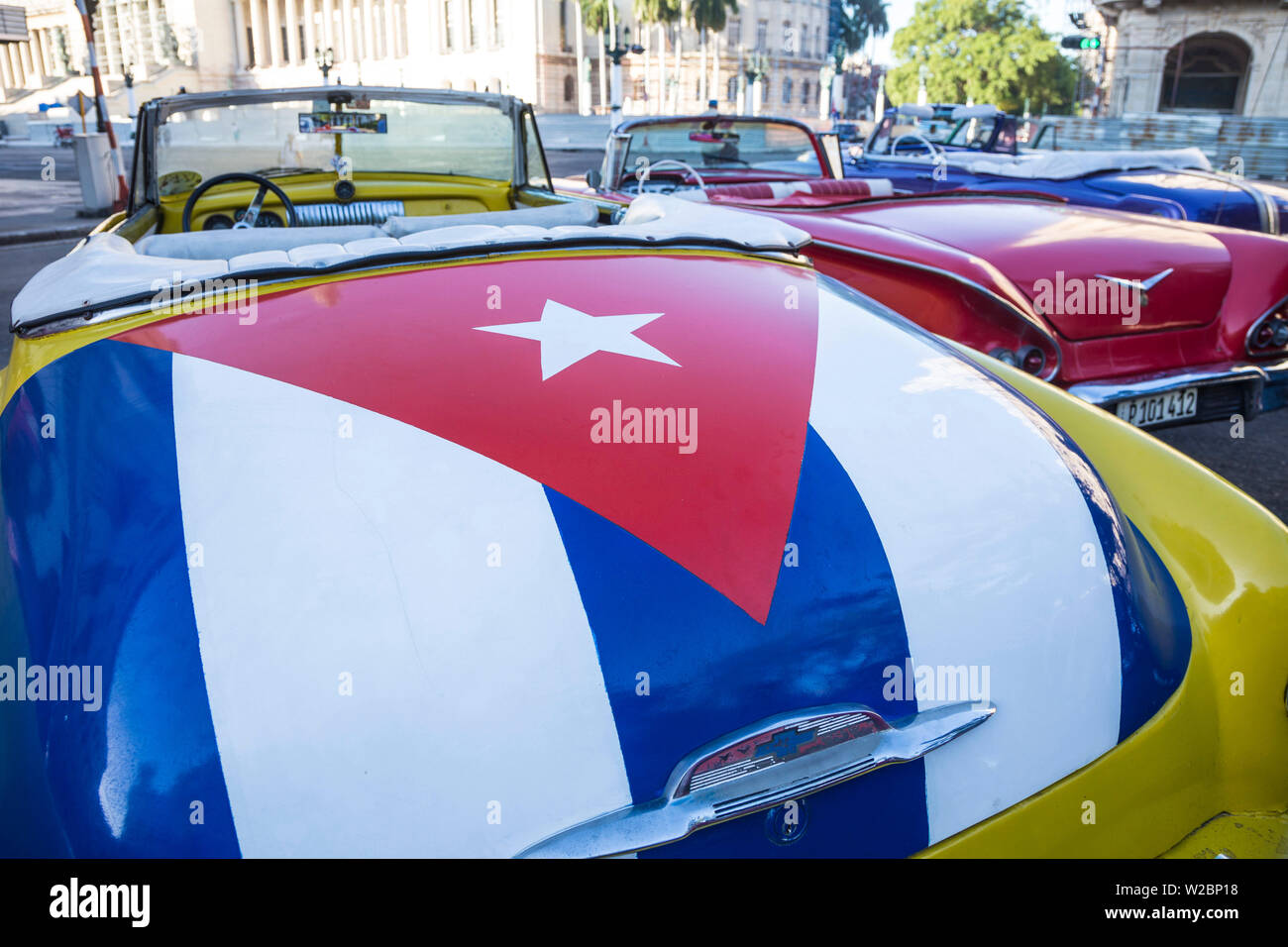 Classic American car with the Cuban flag painted in it's boot, Parque ...