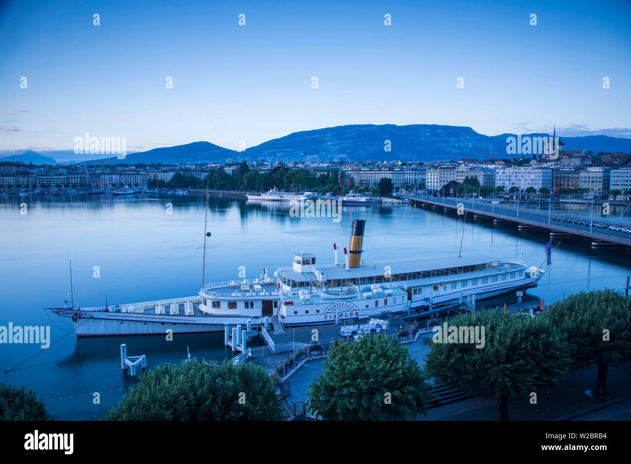 Lake Geneva Switzerland Size at Brenda Norris blog