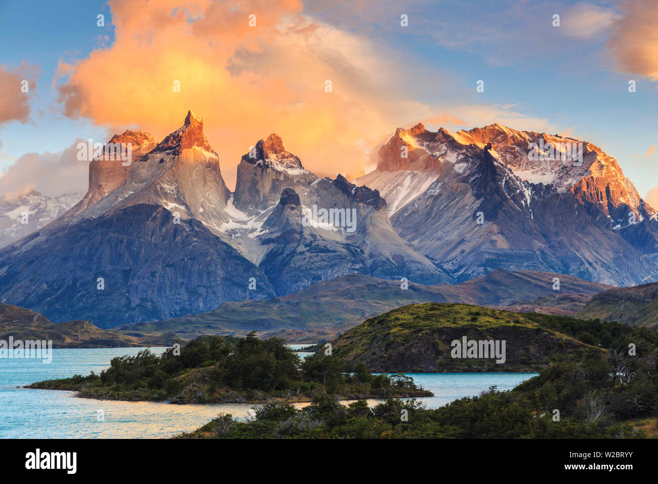 Lago pehoe lake paine massif patagonia hi-res stock photography and ...