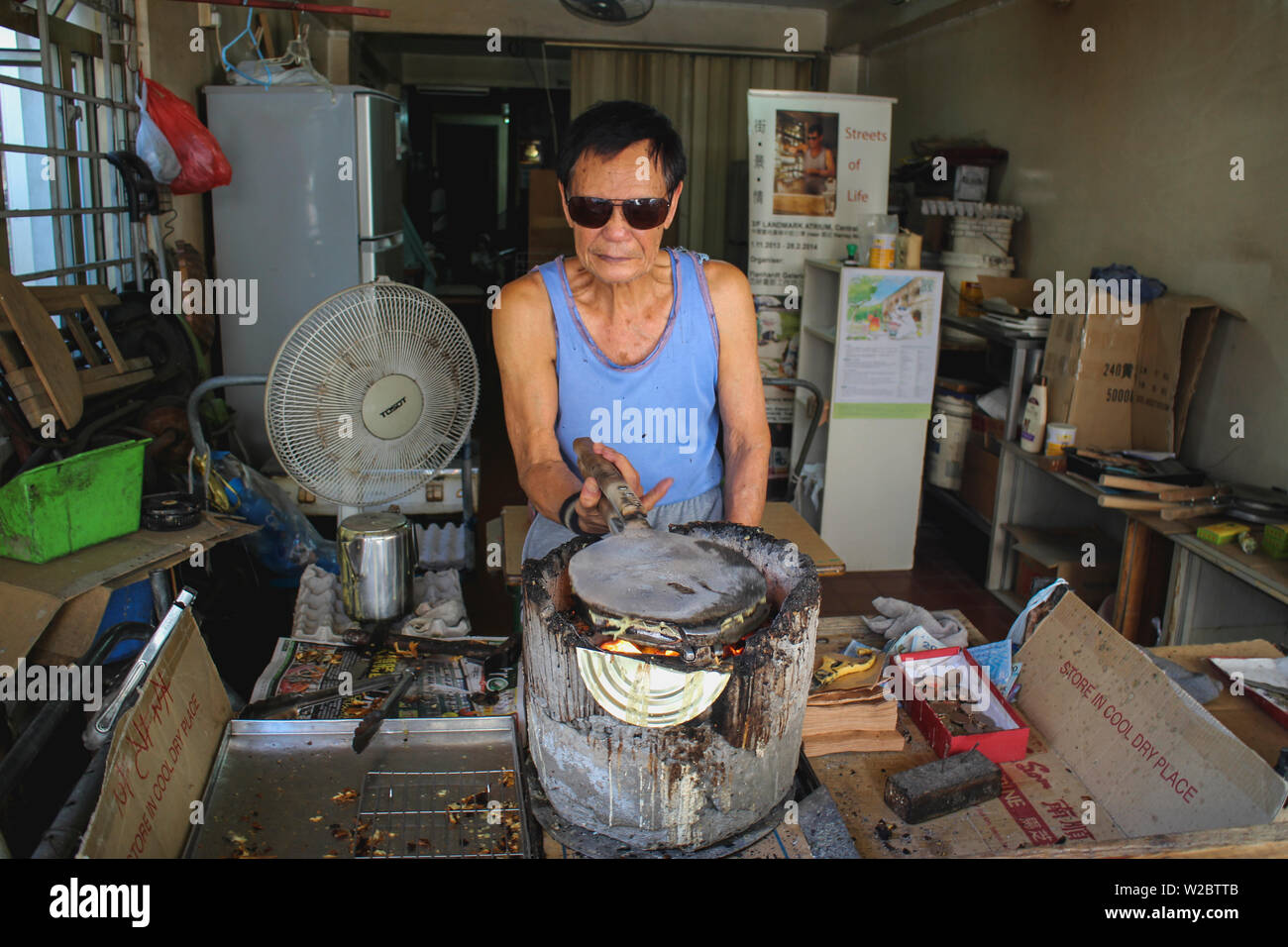 Chinese worker hi-res stock photography and images - Alamy