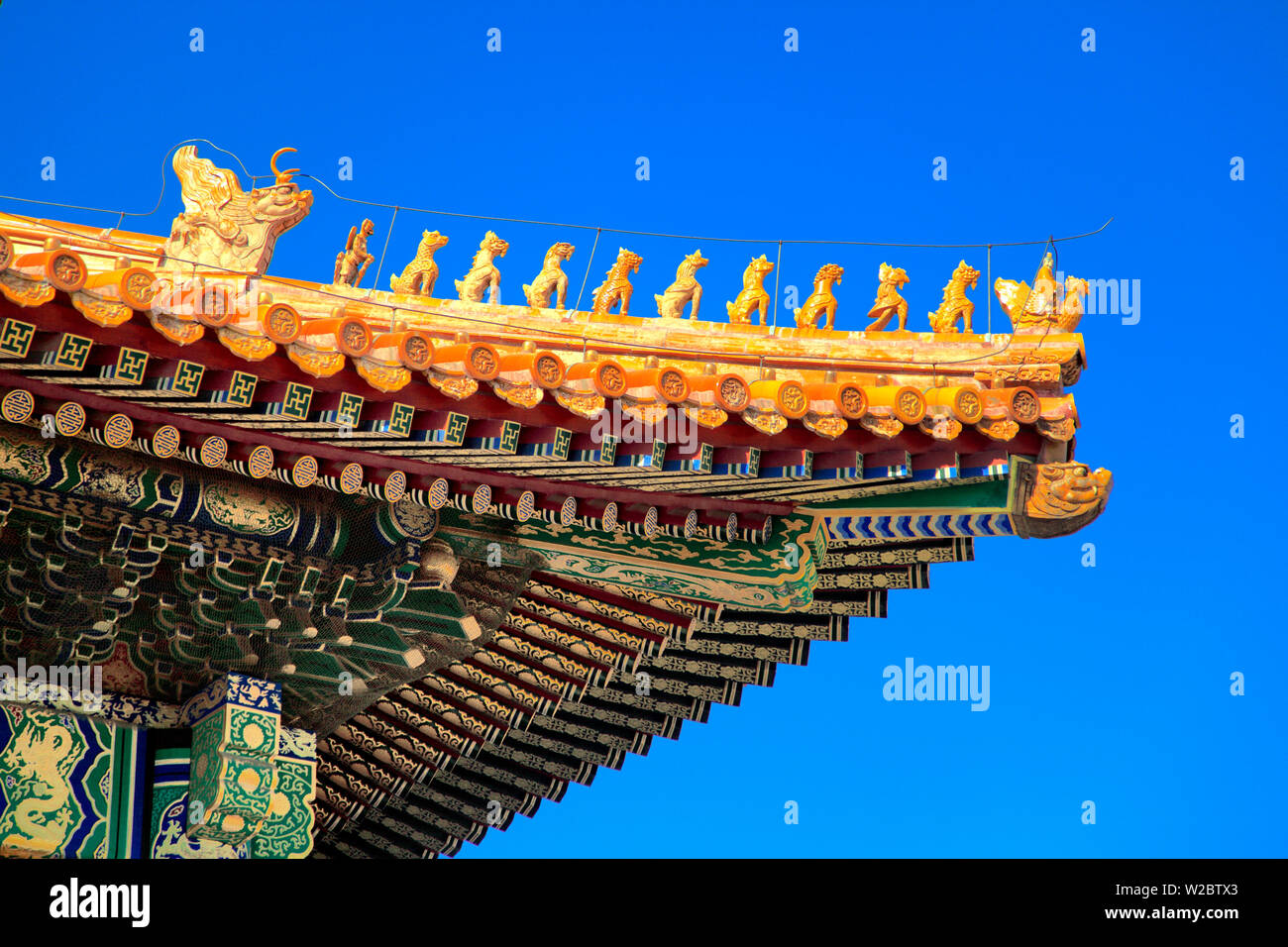 Chinese imperial roof decoration hi-res stock photography and images ...