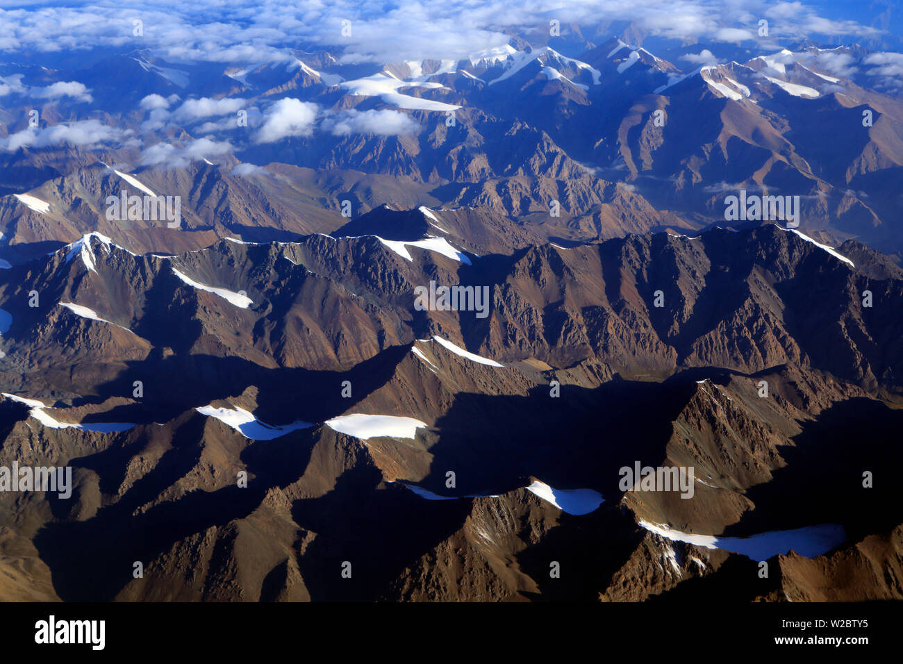 China xinjiang tianshan mountains hi-res stock photography and images ...