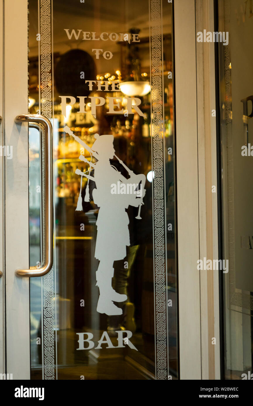the Piper Pub at George Square in Glasgow Stock Photo - Alamy
