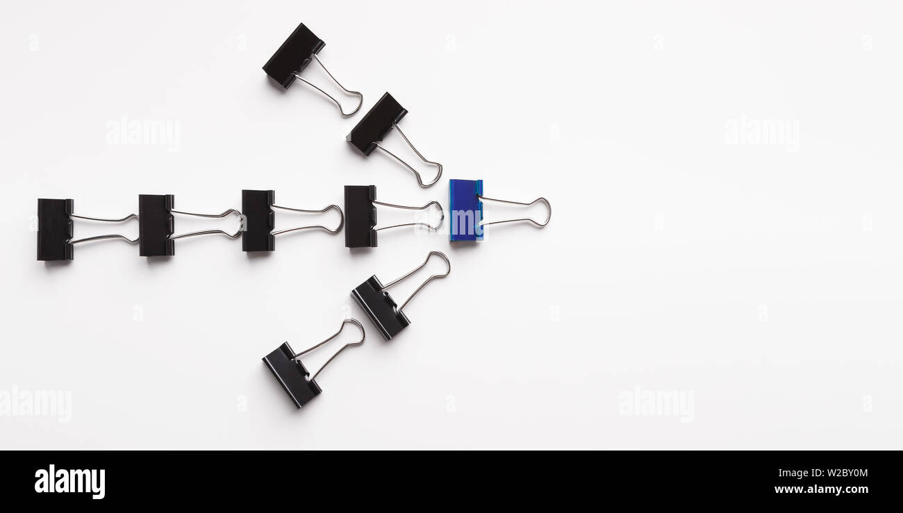 Arrow sign made with black paper clips Stock Photo - Alamy