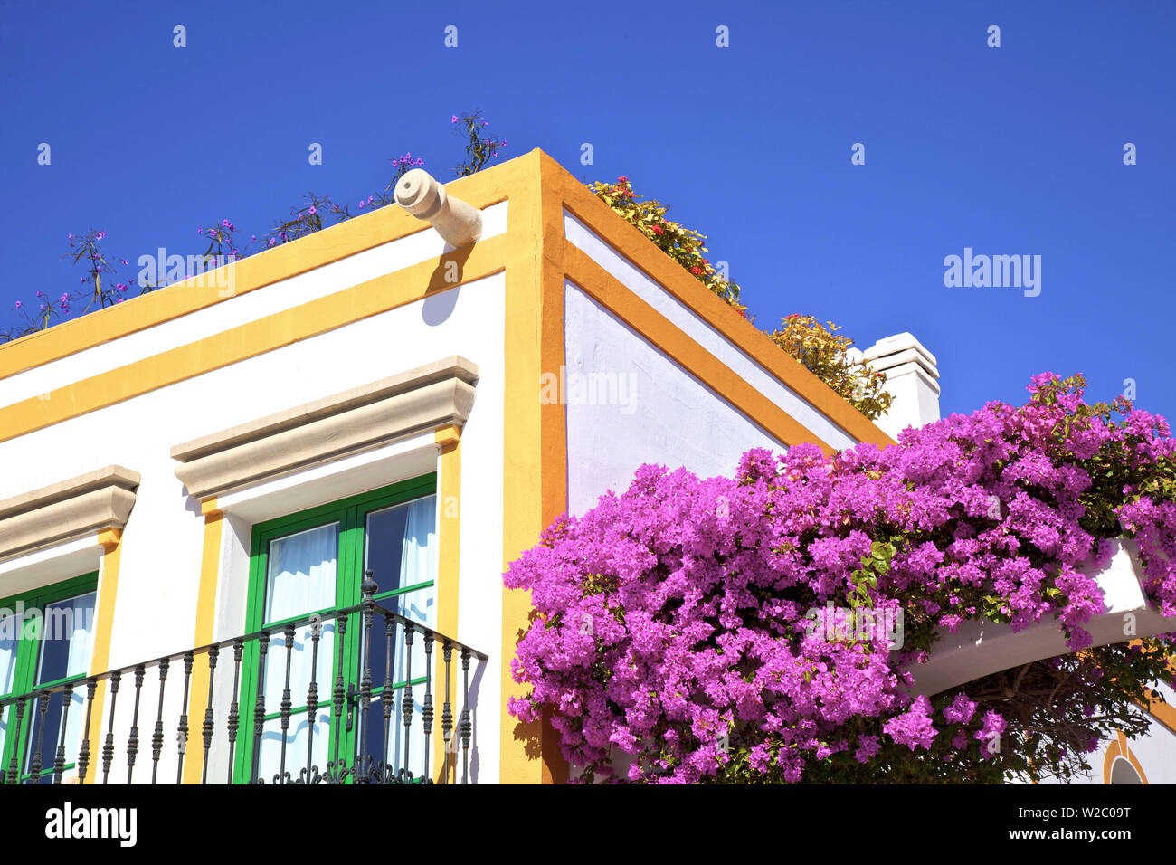 House facade with flowers bougainvillea hi-res stock photography and ...