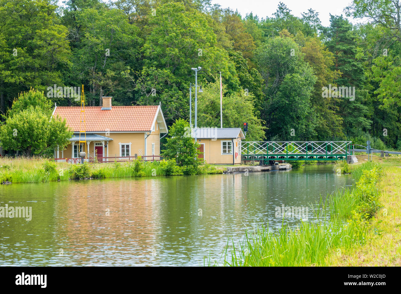 Idyllic cottage by a canal and a road bridge Stock Photo - Alamy