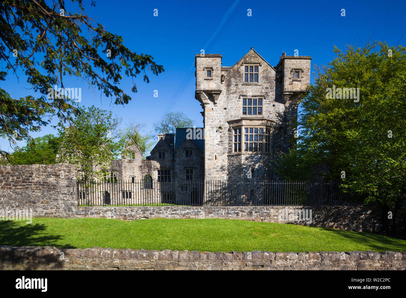 Ireland, County Donegal, Donegal Town, Donegal Castle Stock Photo - Alamy