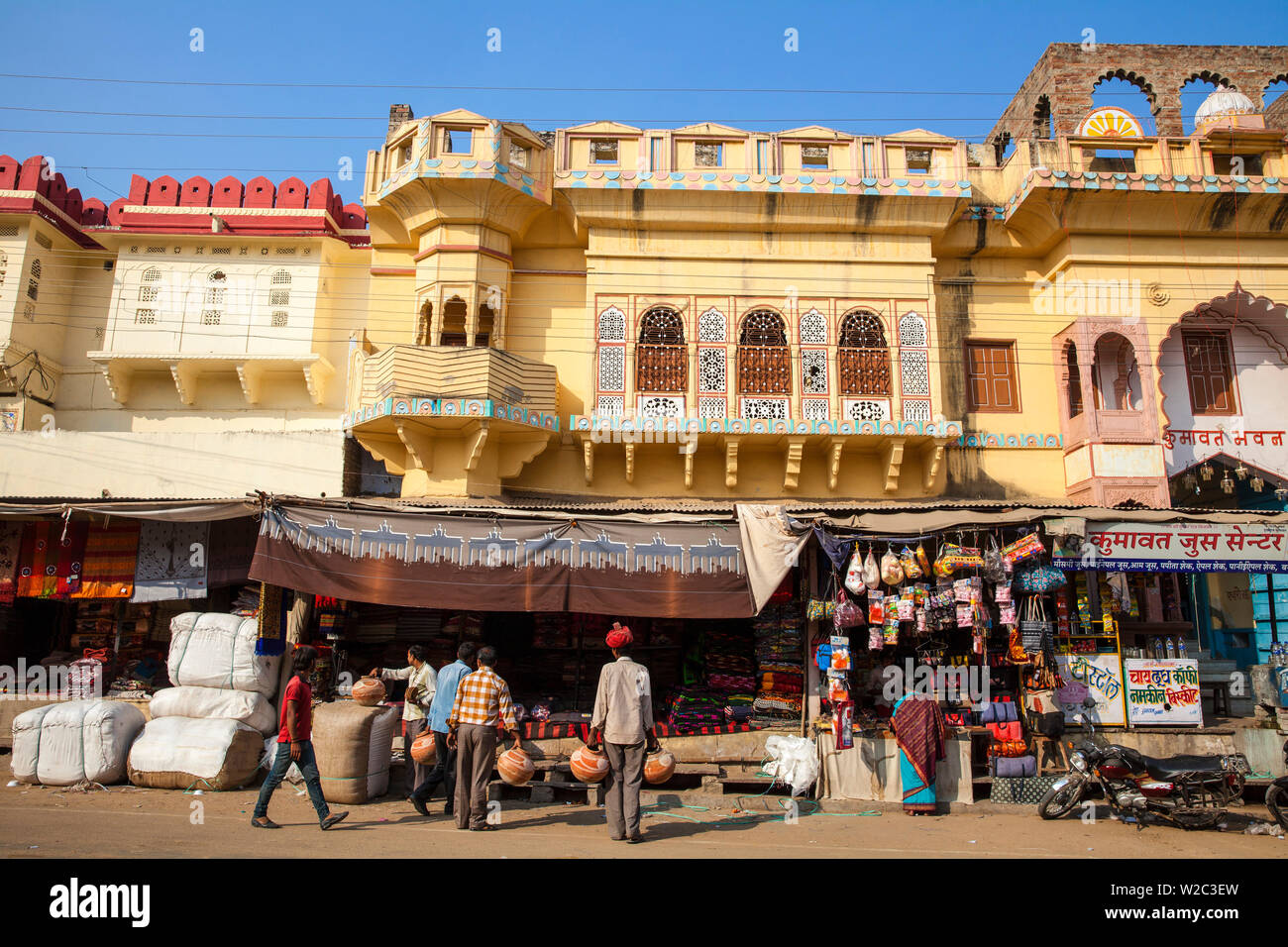 India, Rajasthan, Pushkar, Shops in bazaar Stock Photo - Alamy