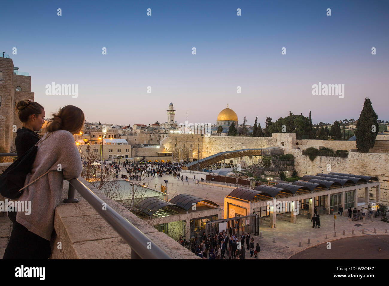 Israel, Jerusalem, Old City, Temple Mount, Tourists looking at the Dome ...