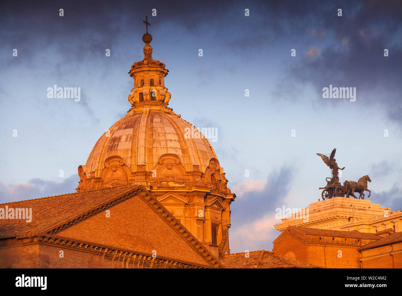 Italy, Lazio, Rome, Vittorio Emanuele II Monument with two statues of ...