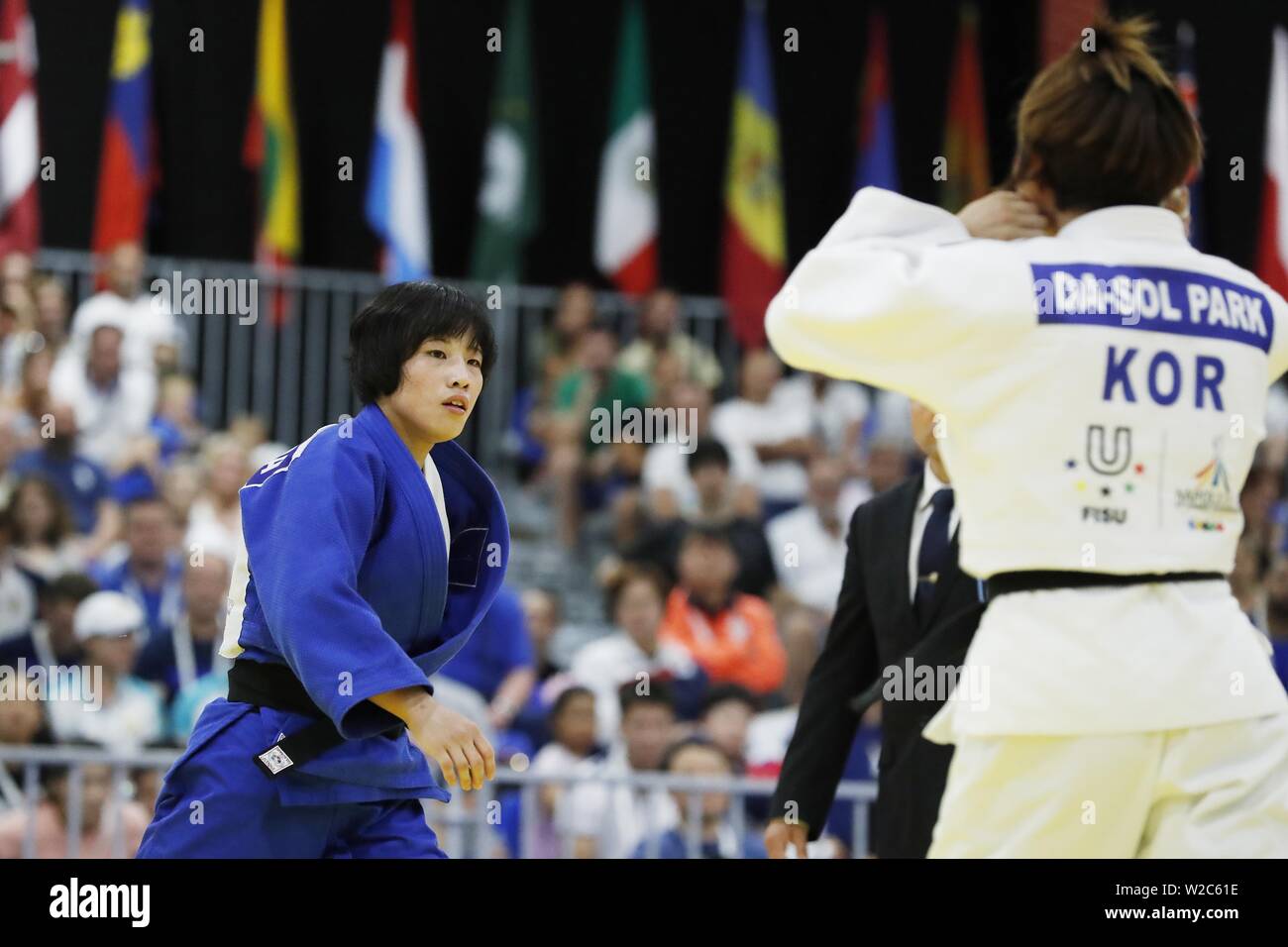 Ryoko Takeda of Japan, blue, fights against Park Da-sol of South Korea ...