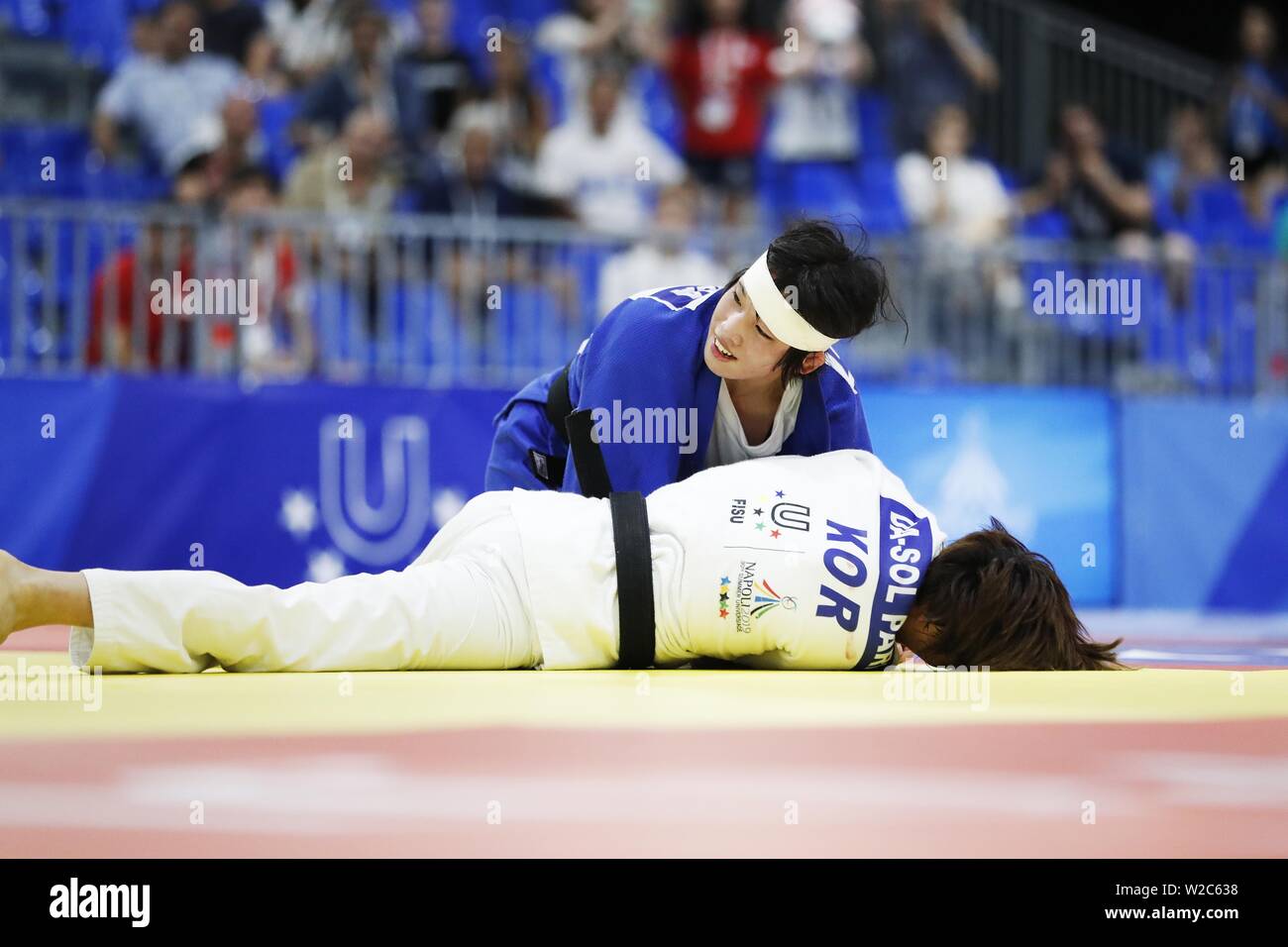 Ryoko Takeda of Japan, blue, fights against Park Da-sol of South Korea ...