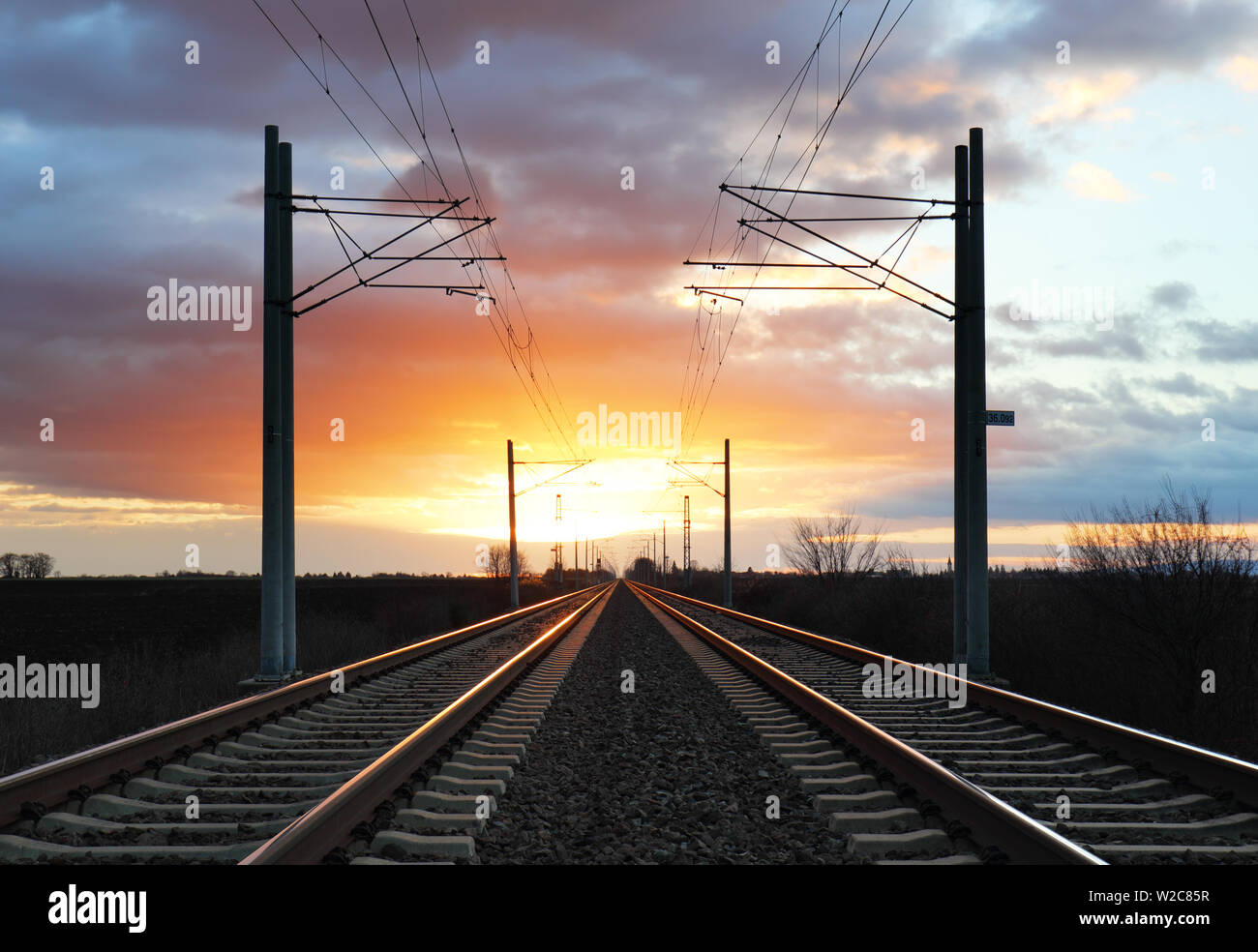 Railroad tracks sunrise hi-res stock photography and images - Alamy