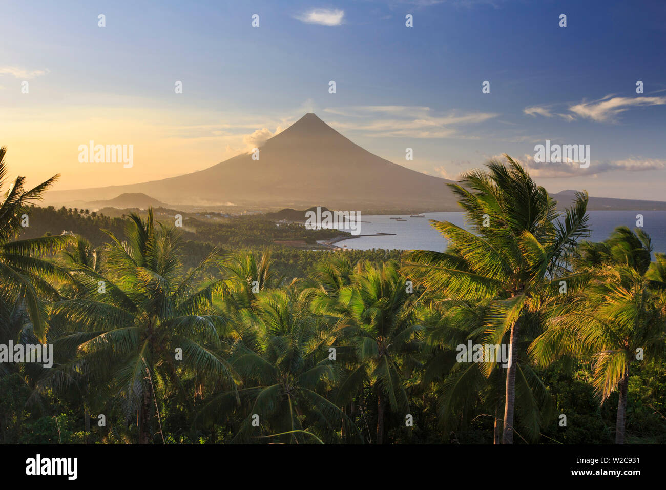 Mayon volcano hi-res stock photography and images - Alamy