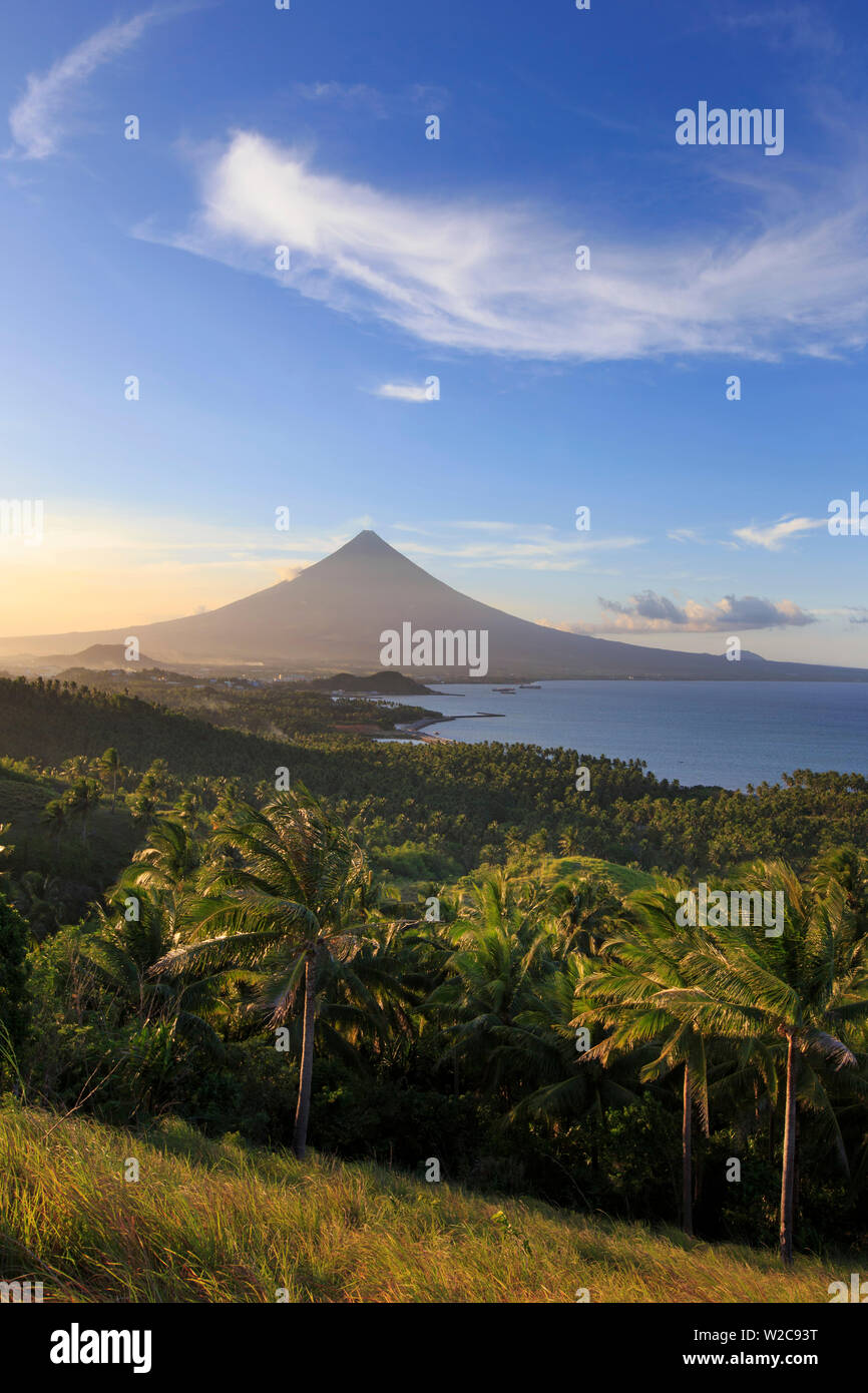Mayon volcano hi-res stock photography and images - Alamy
