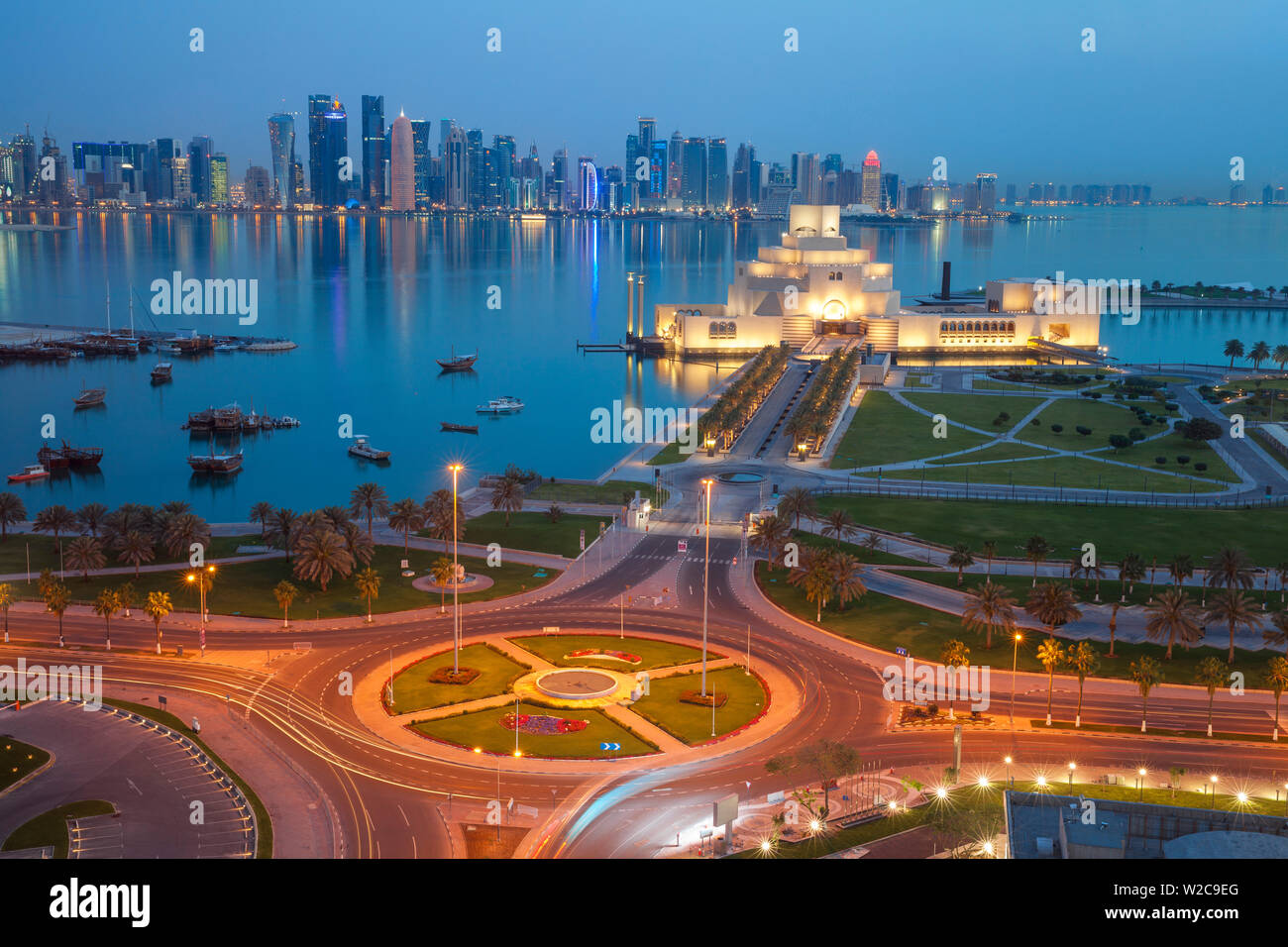 Doha roundabout hi-res stock photography and images - Alamy