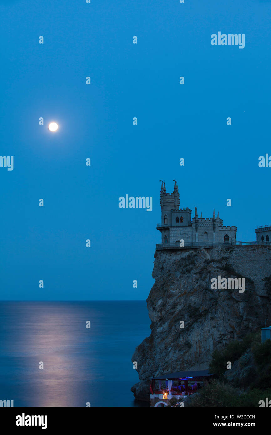 Full moon over castle hi-res stock photography and images - Alamy